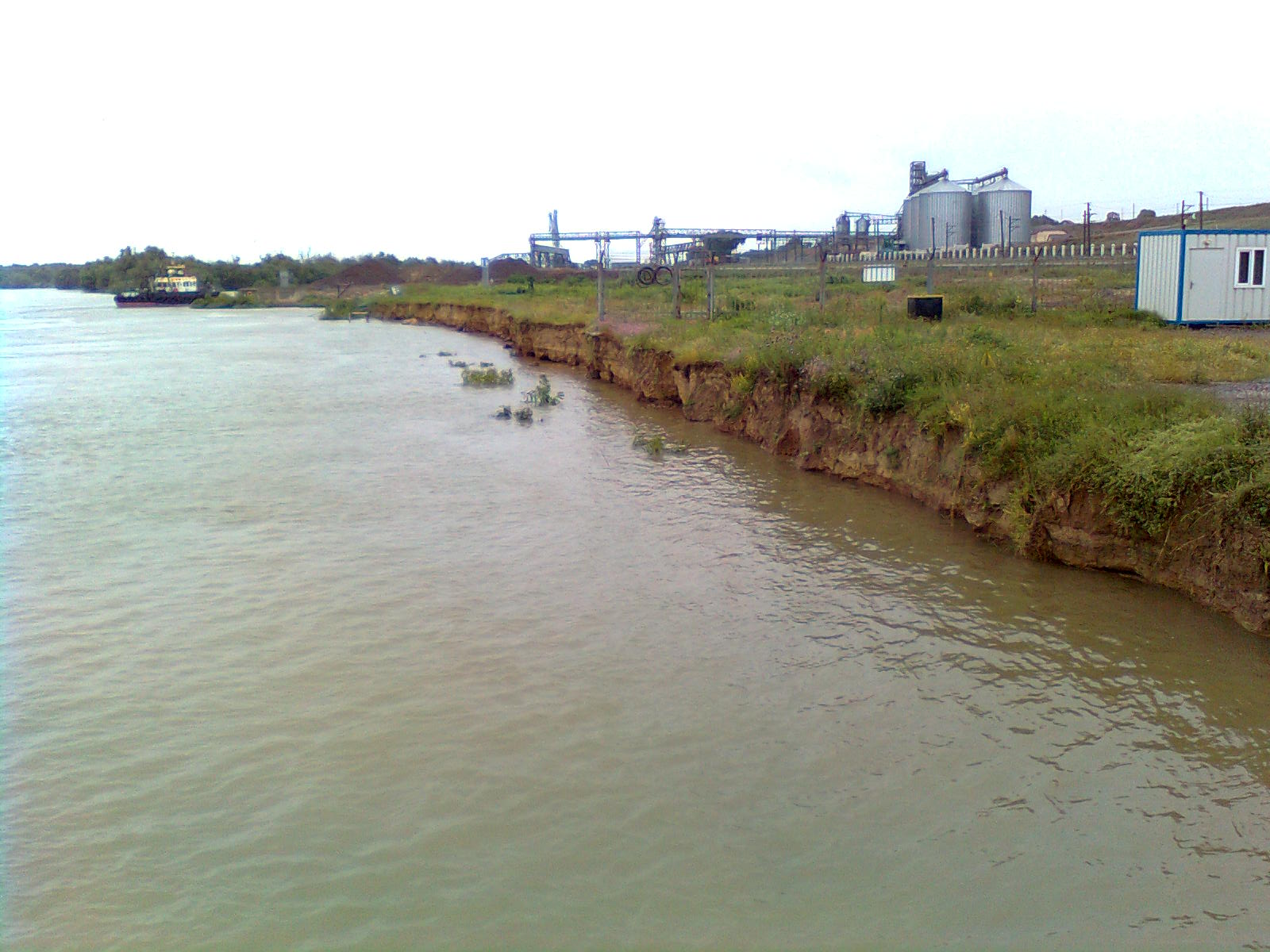 Mai multe diguri de protecţie de pe Nistru riscă să cedeze. 300 de ...