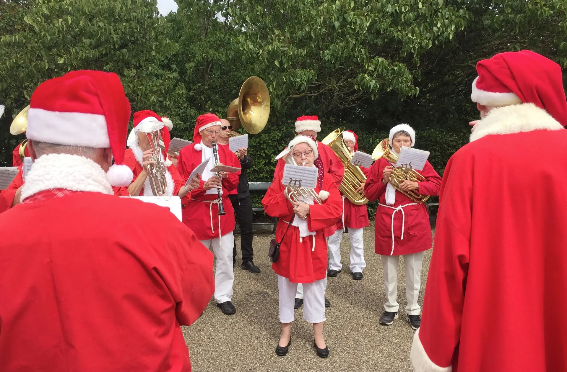 video | Costume roșii, reni și elfi în plină vară. La Copenhaga s-a ...