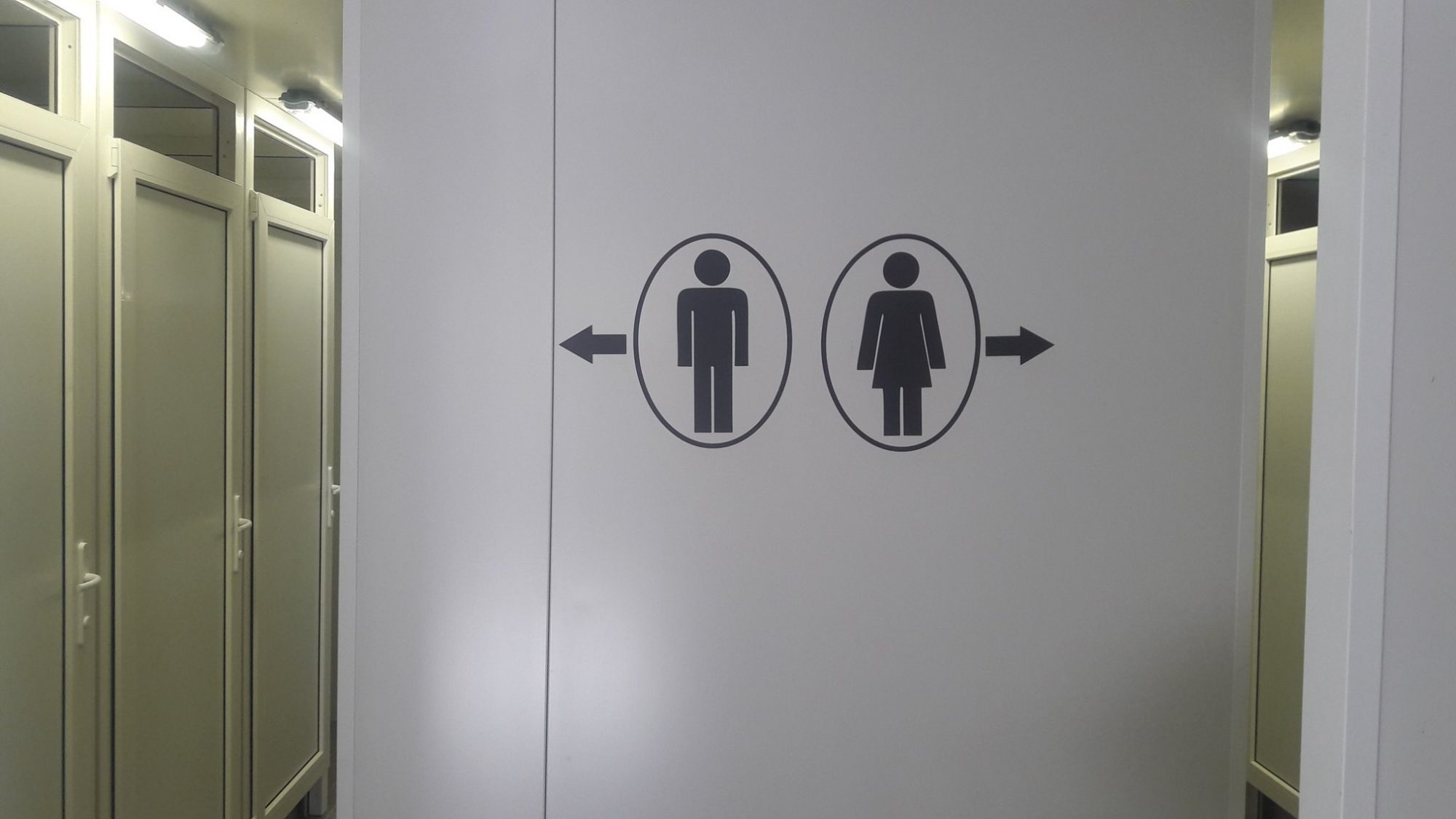 foto | Dotat cu lavoare, oglinzi și camere de supraveghere. Noul veceu ...