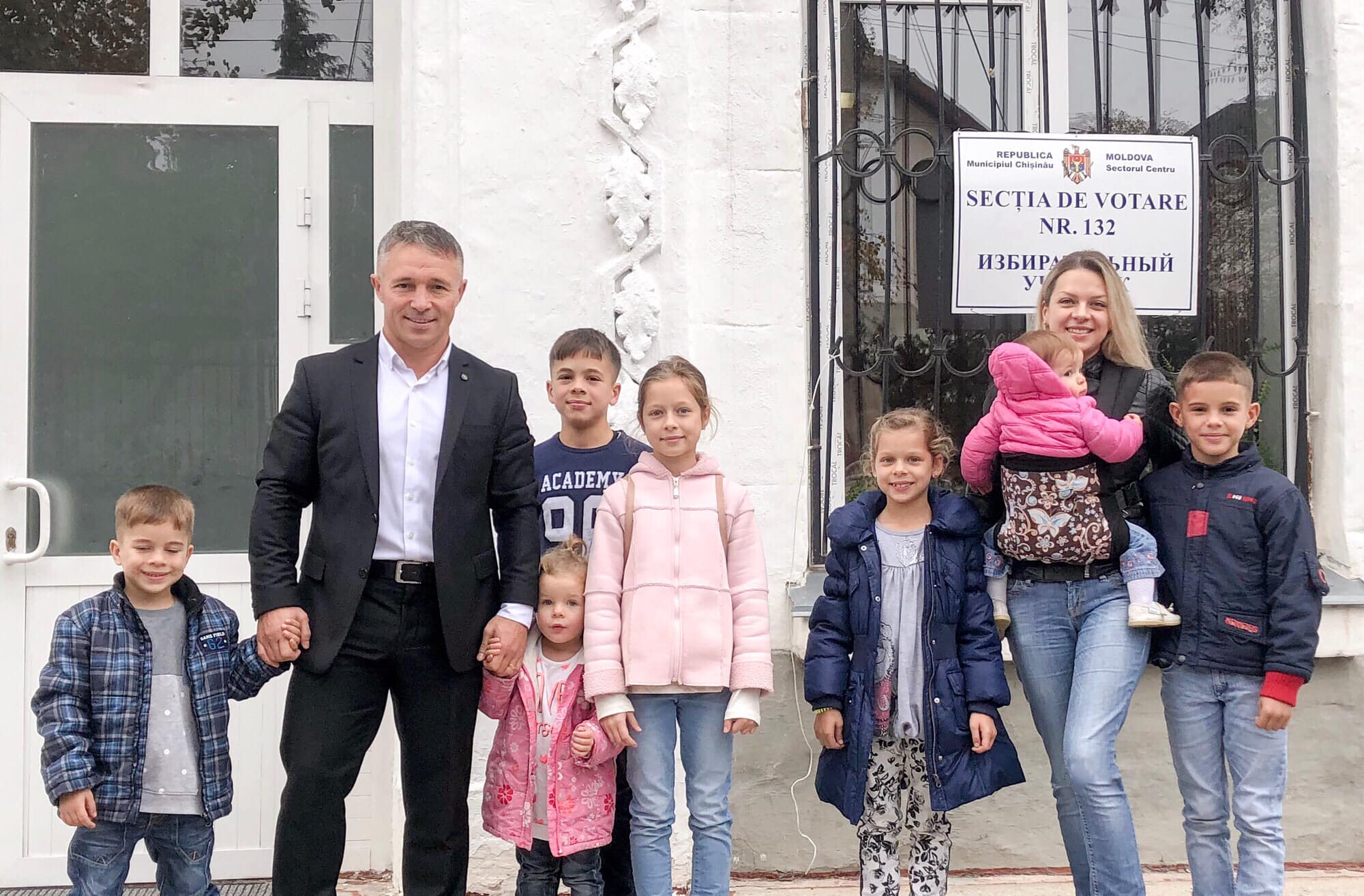 foto | Teodor Cârnaț, candidatul partidului Voința Poporului, a votat ...