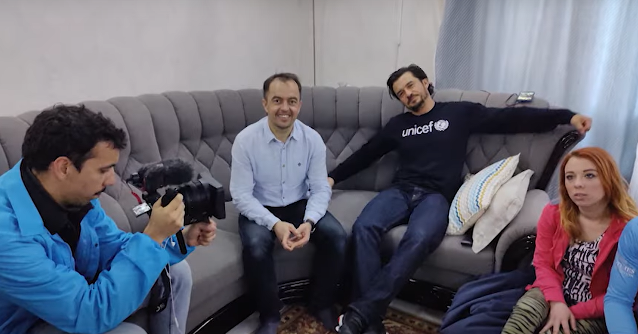 video | Orlando Bloom, în vizită la Floreni. A făcut focul, a gustat ...