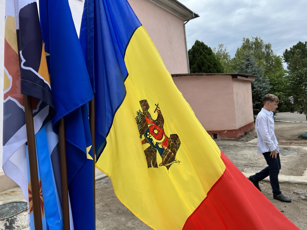 foto | 1 septembrie la Tiraspol: A fost arborat tricolorul, drapelul UE ...